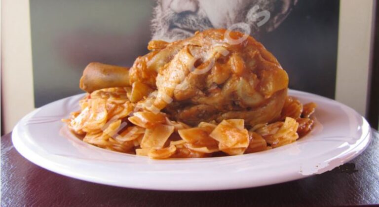 Χωριάτικος κόκορας με χυλοπίτες - Traditional rooster with noodles ...