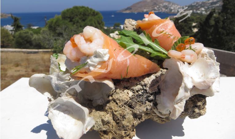 Χωνάκια Σολομού με γαριδούλες και κρέμα τυριού - Salmon cornets with ...