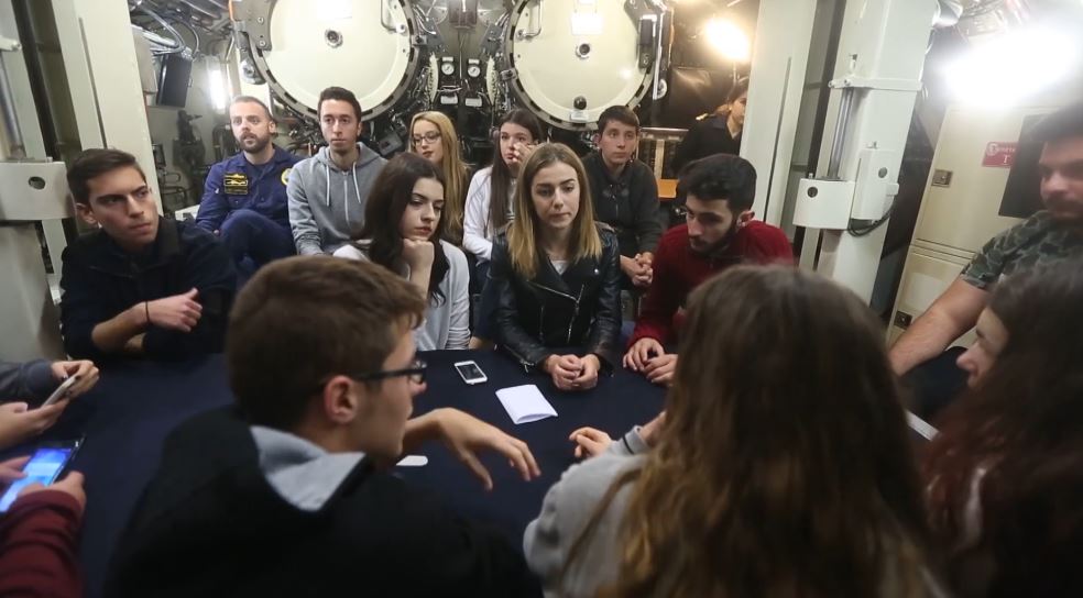 ΕΙΔΗΣΕΙΣ ΣΕ ΒΙΝΤΕΟ: Πλους μαθητών με το υποβρύχιο του Πολεμικού ...