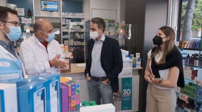 ΕΙΔΗΣΕΙΣ ΣΕ ΒΙΝΤΕΟ: Σε φαρμακείο της Καλλιθέας μαζί με την κόρη του ο ...