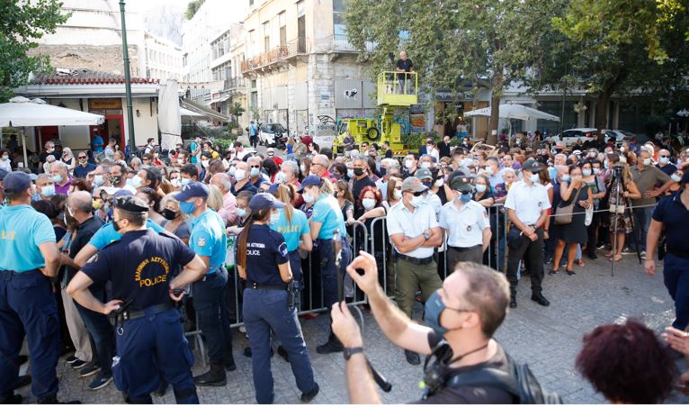 Στη Μητρόπολη Αθηνών η σορός του Μίκη Θεοδωράκη - Ξεκίνησε το λαϊκό ...