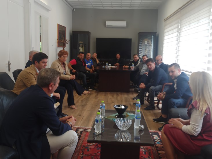Επίσκεψη αντιπροσωπείας Αλβανών εκπροσώπων στον Δήμο Νάουσας | Έμβολος