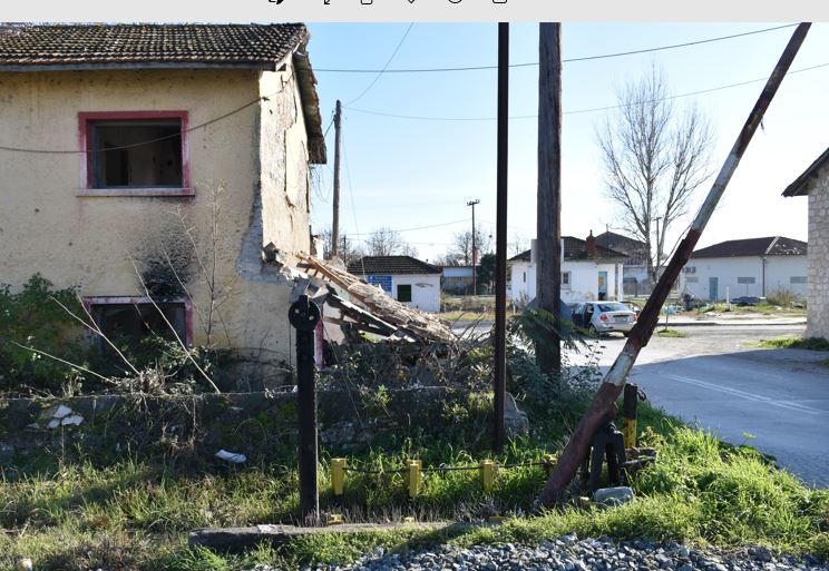Πλατύ: Κατέρρευσε κτίριο του ΟΣΕ δίπλα στη σιδηροδρομική διάβαση ...