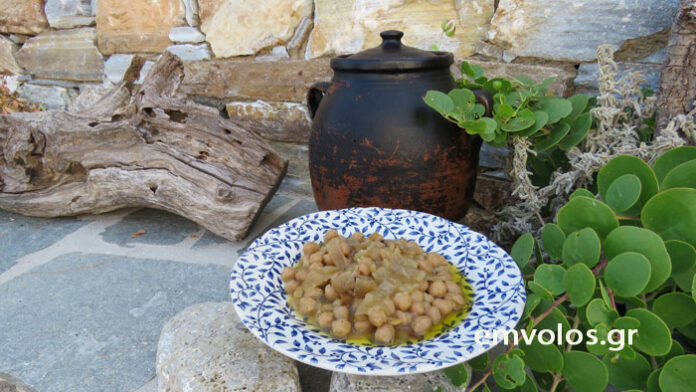 Ρεβιθάδα Σιφνέικη στον ξυλόφουρνο. Η αυθεντική συνταγή | Έμβολος