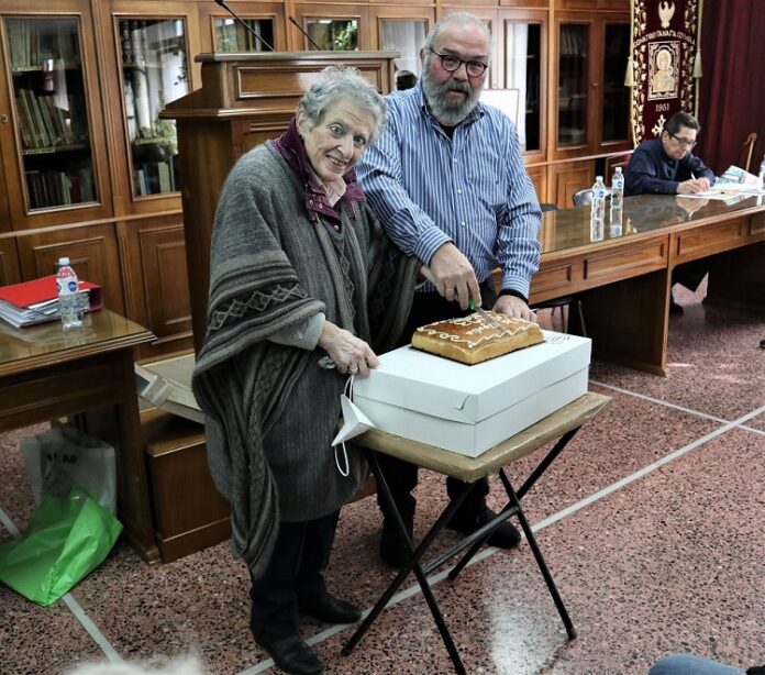 Έκοψαν την 75η (!) βασιλόπιτα τους | Έμβολος