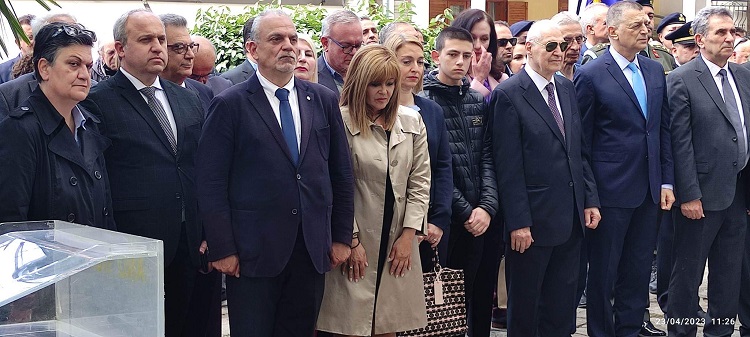 Κατάθεση στεφάνου του Κωνσταντίνου Μπούμπα για τον ήρωα Δημήτρη Ίτσιο ...