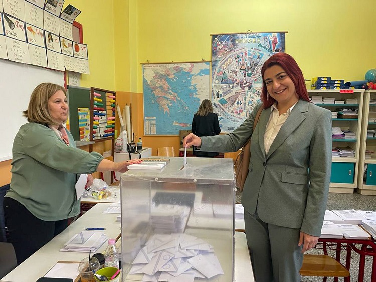 Στο 1ο Ολοήμερο Δημοτικό Σχολείο Ναουσας ψήφισε η Ολυμπία Αποστόλου ...