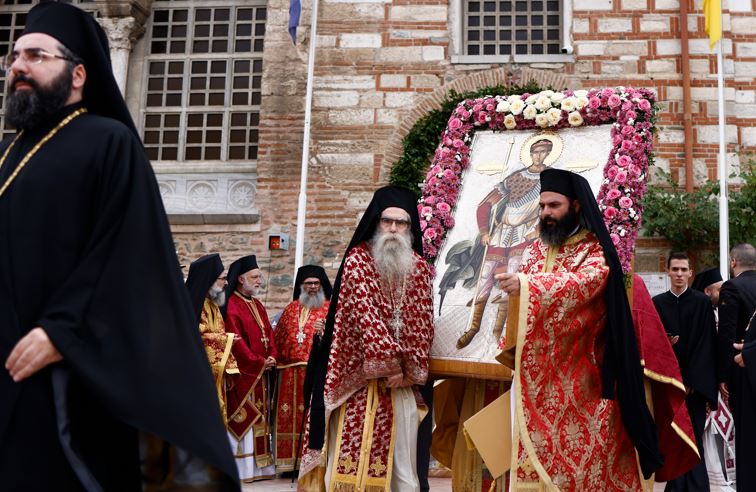 Θεσσαλονίκη: Πλήθος κόσμου στη λιτανεία της εικόνας της Παναγίας ...