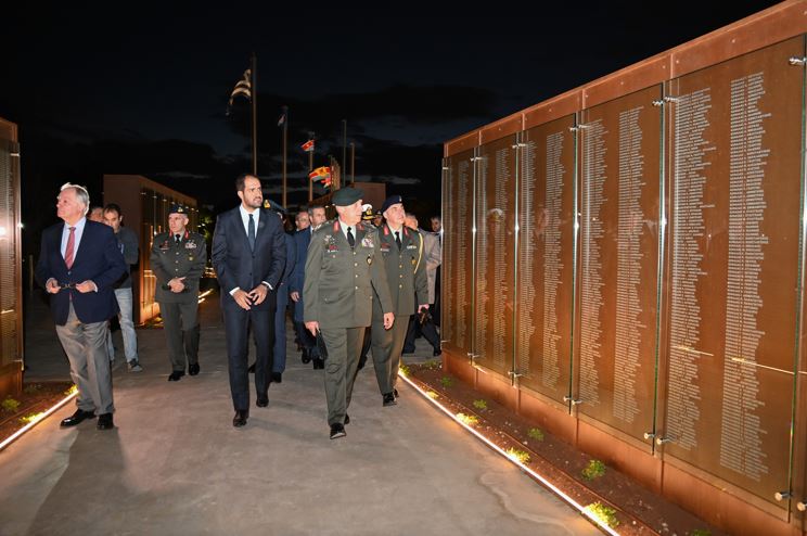 Τελετή εγκαινίων Μνημείου των Αθανάτων του Έθνους στο στρατόπεδο ...