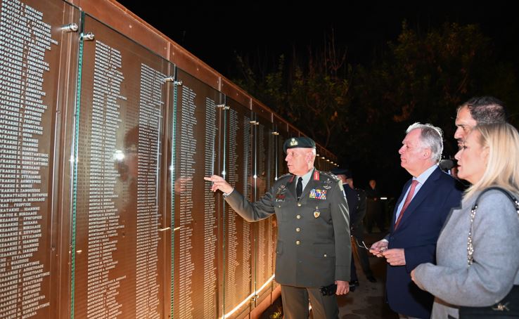 Τελετή εγκαινίων Μνημείου των Αθανάτων του Έθνους στο στρατόπεδο ...