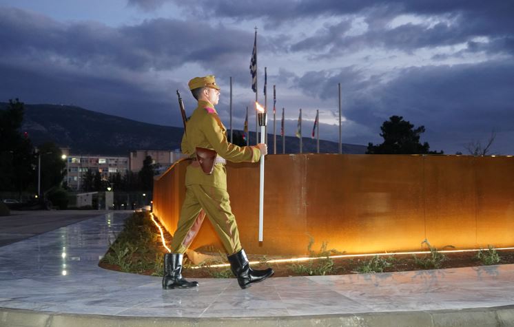 Τελετή εγκαινίων Μνημείου των Αθανάτων του Έθνους στο στρατόπεδο ...