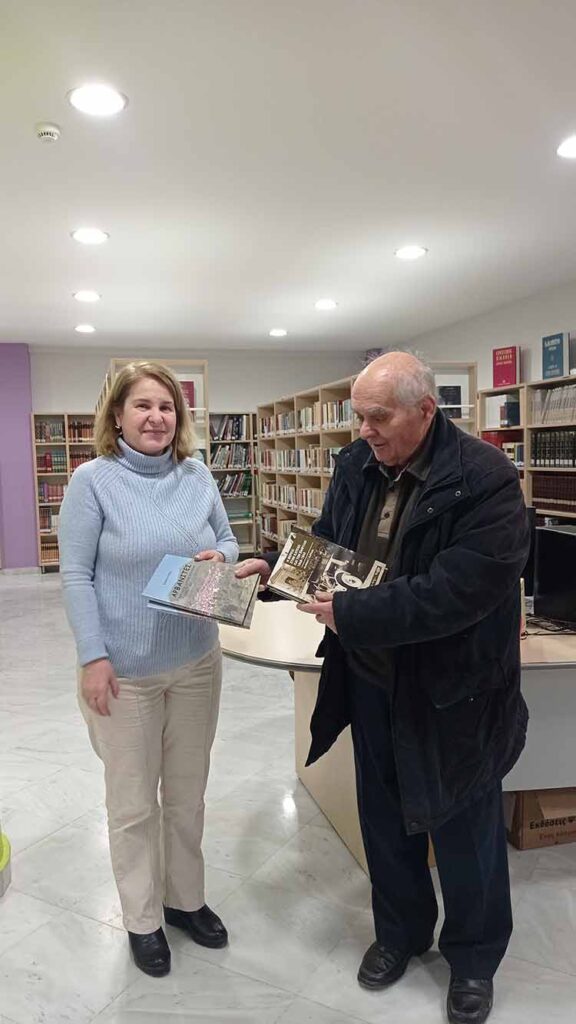 Δωρεά βιβλίων στην Δημοτική βιβλιοθήκη Αλεξάνδρειας | Έμβολος